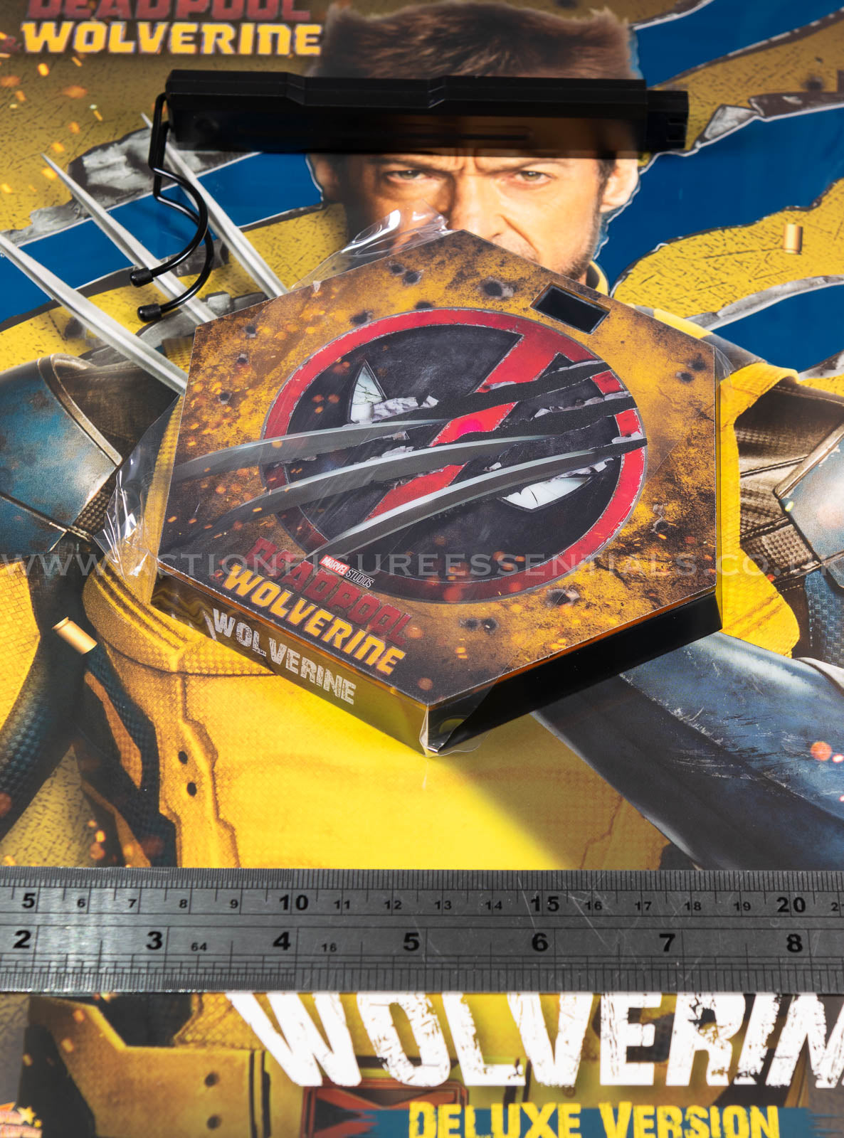 Hot Toys - Wolverine Deluxe Display Stand - Deadpool v Wolverine - MMS ...